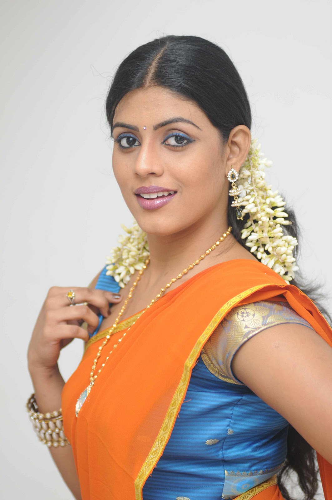Iniya Latest Hot Photos Stills ~ CinemA RoaminG