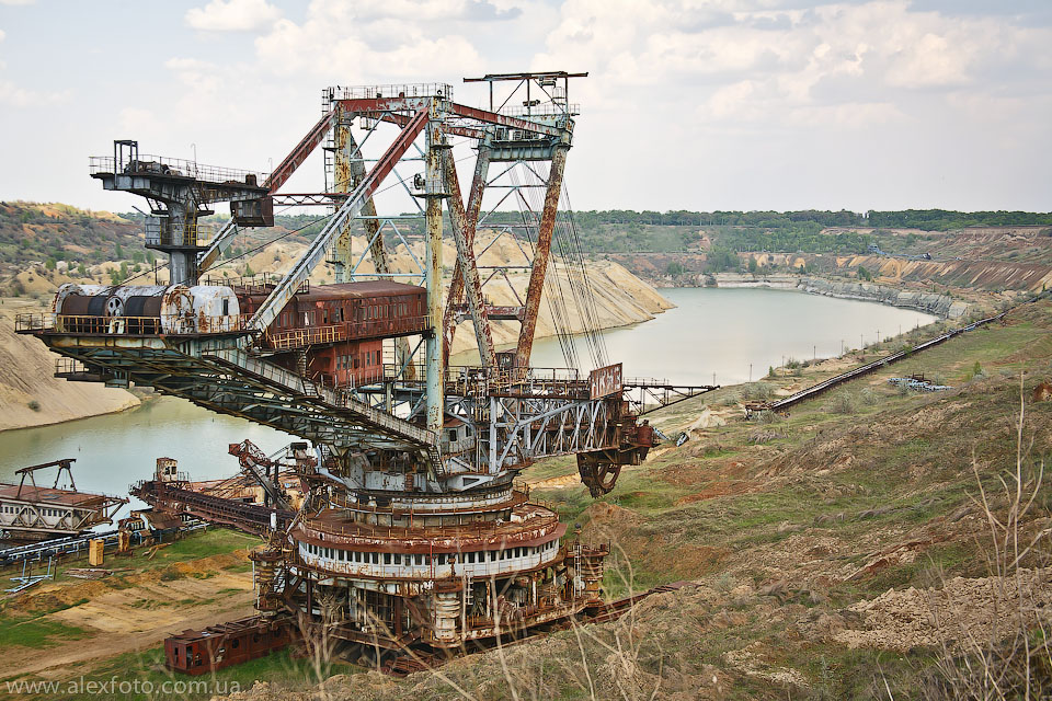 H.I.A.T. - Hey, I abandoned that!: Huge machine abandoned in Russia