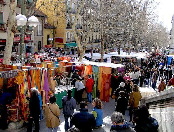 Conoce Madrid y su gente con Paraninfo: El Rastro. Lugares para visitar ...