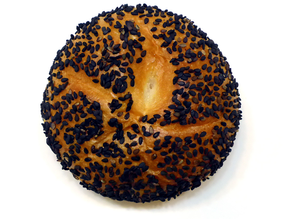 カイザーゼンメル 黒ゴマ（Kaiser Semmel） | AUX BACCHANALES（オーバカナル） | パンレビュー