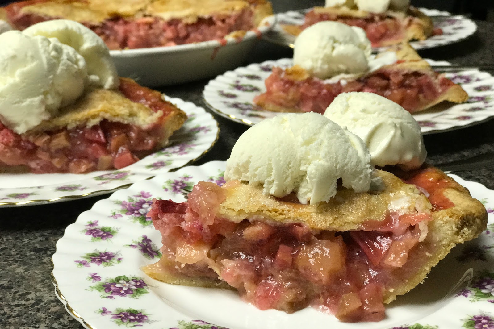Mennonite Girls Can Cook: Rhubarb Apple Pie