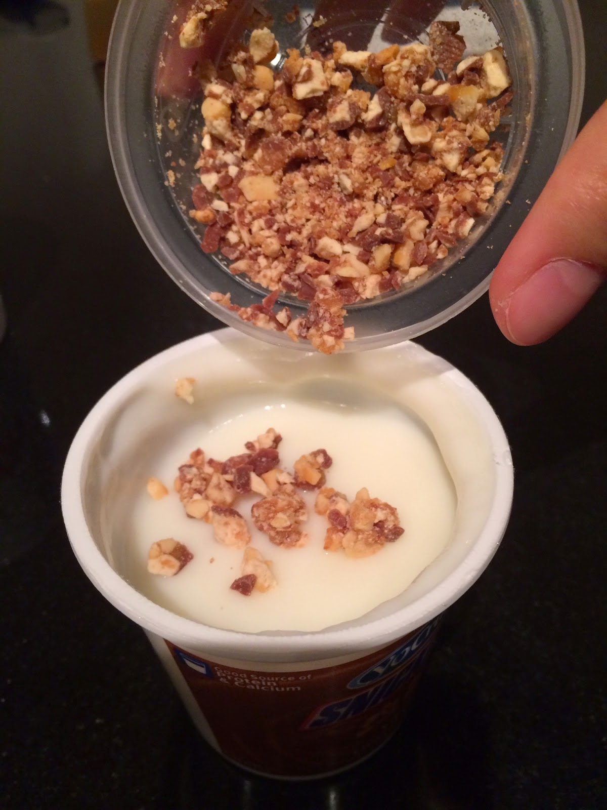 YoCrunch Vanilla With Snickers Candy Pieces / ヨークランチ バニラ スニッカーズ キャンディー ...