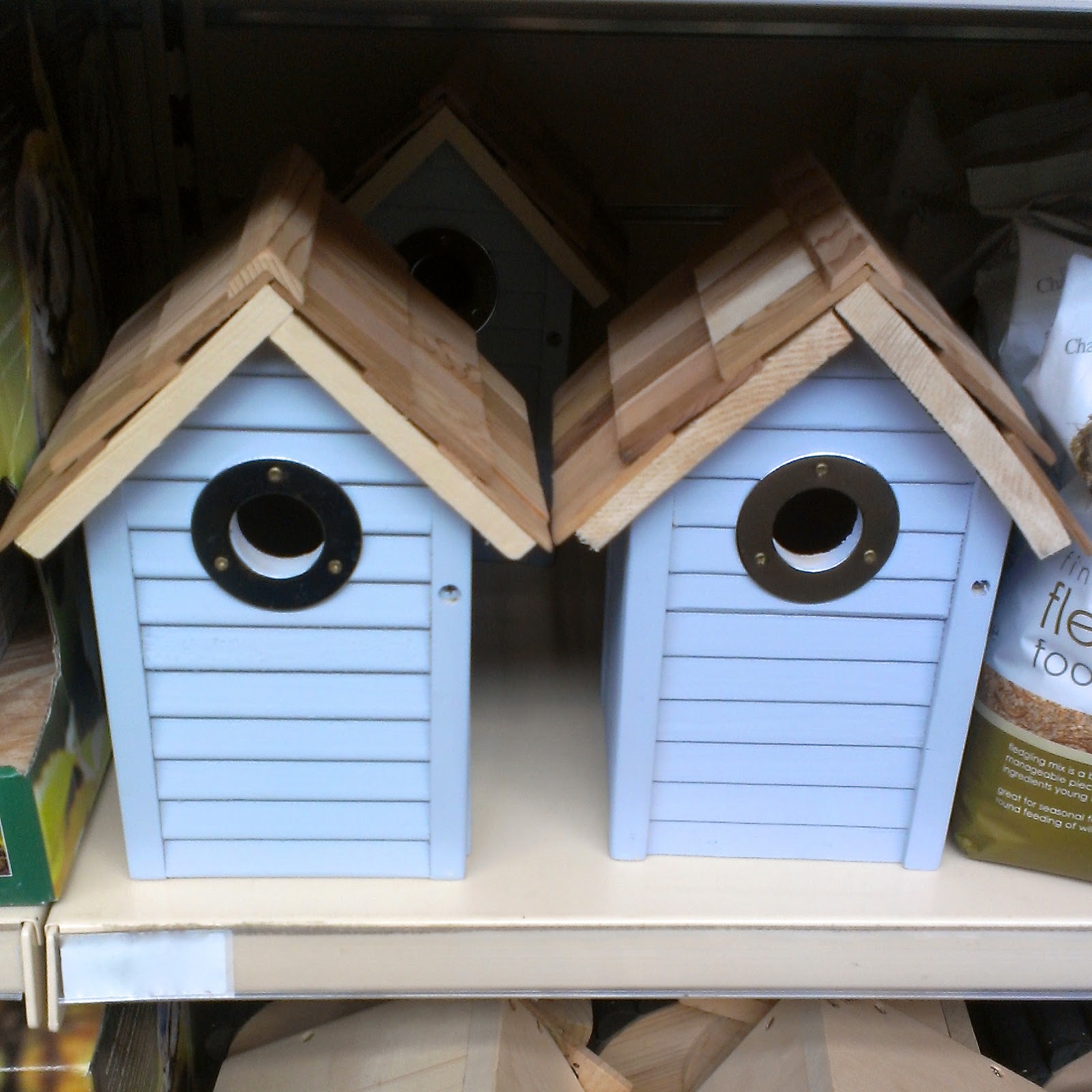 LouBee Crafts: Cute bird box...