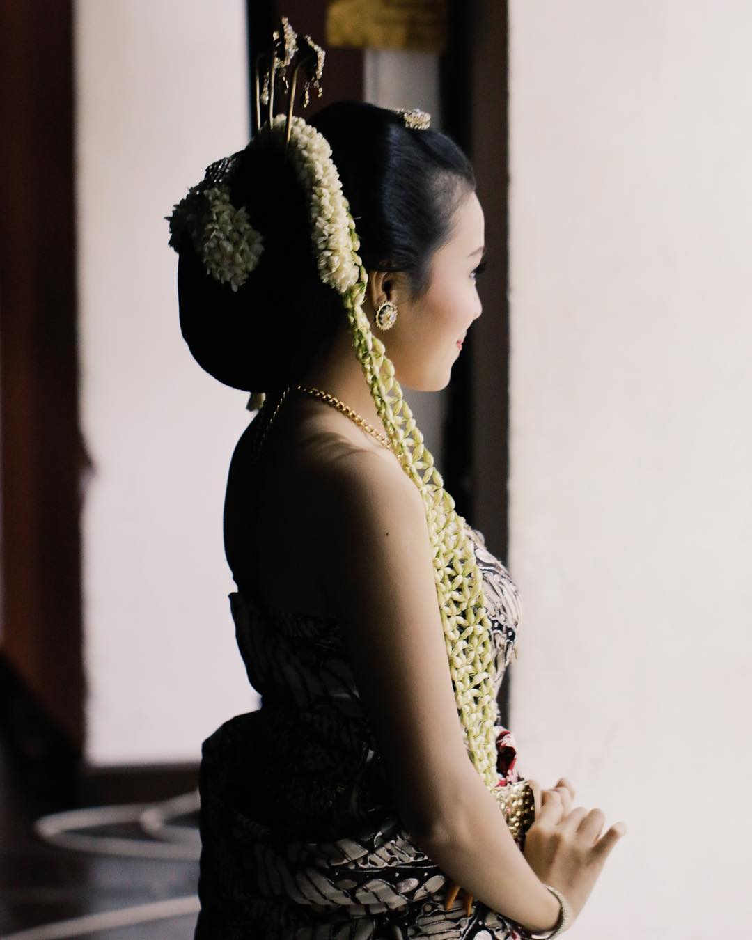It's the Secret of Javanese Women's Beauty Inviting the Woman of the ...