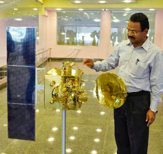 Suburban spaceman: ISRO MoM: First images of Mars transmitted - Update