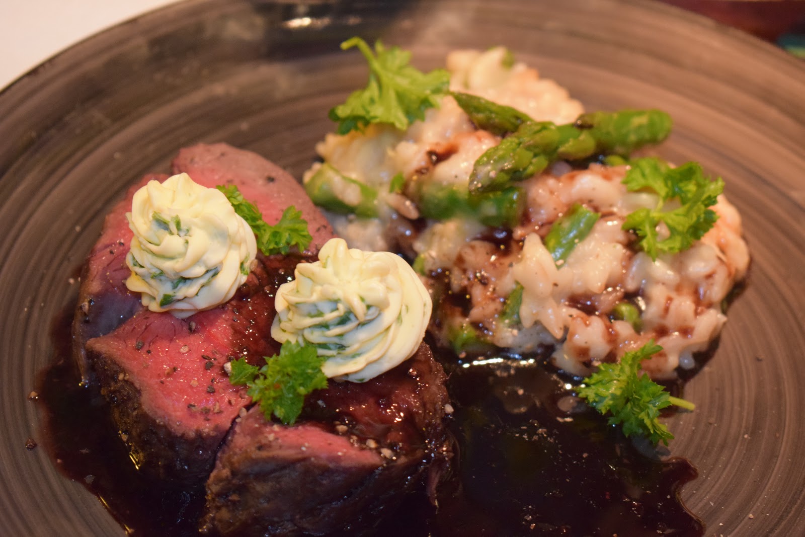 Smaskelismaskens: Helstekt oxfilé med sparrisrisotto och rödvinssås