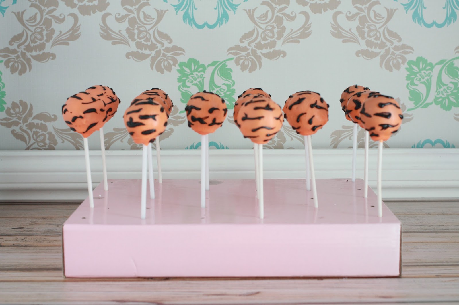 bakingmummy 俏媽咪烘焙坊: Tiger Print Cake & Cake Pops