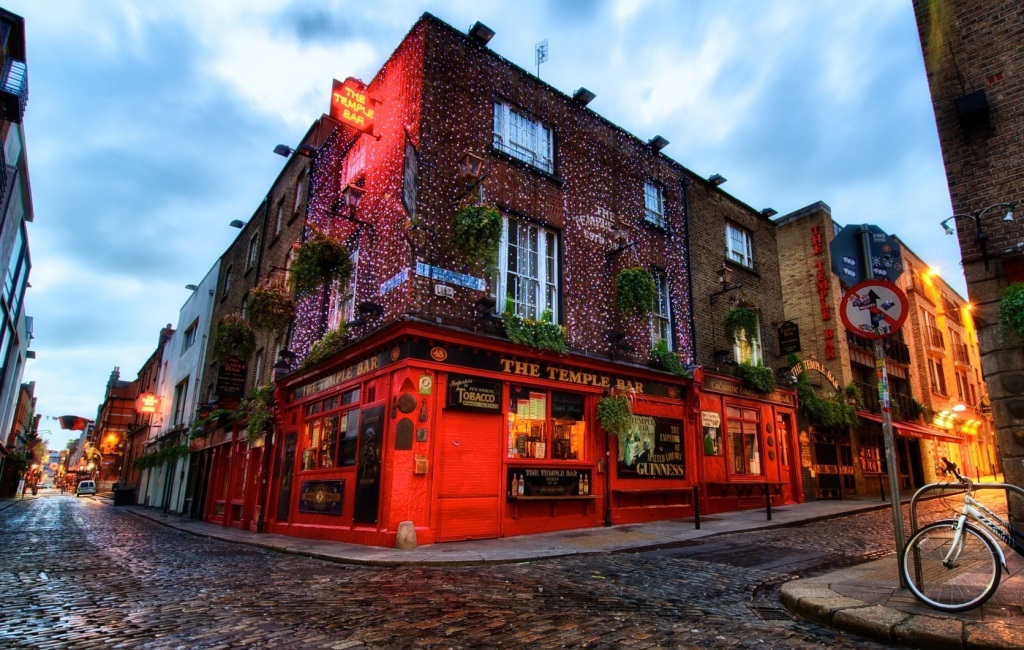 Emigrando a Dublin: TEMPLE BAR STREET Y "ELEPHANT AND CASTLE"
