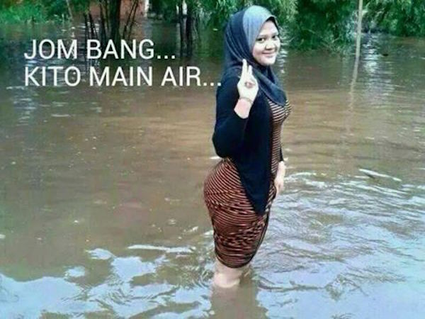 Viral Best Aksi Awek Melayu Ketika Main Banjir Yang Viral