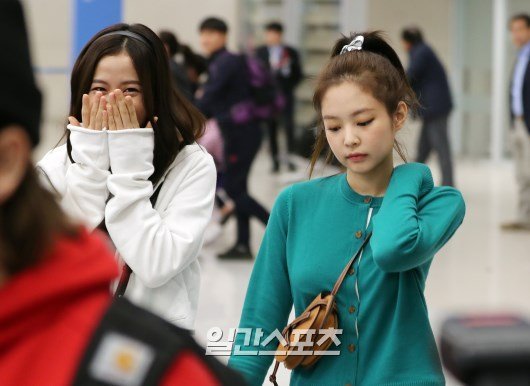 Jisoo and Jennie greet morning reporters