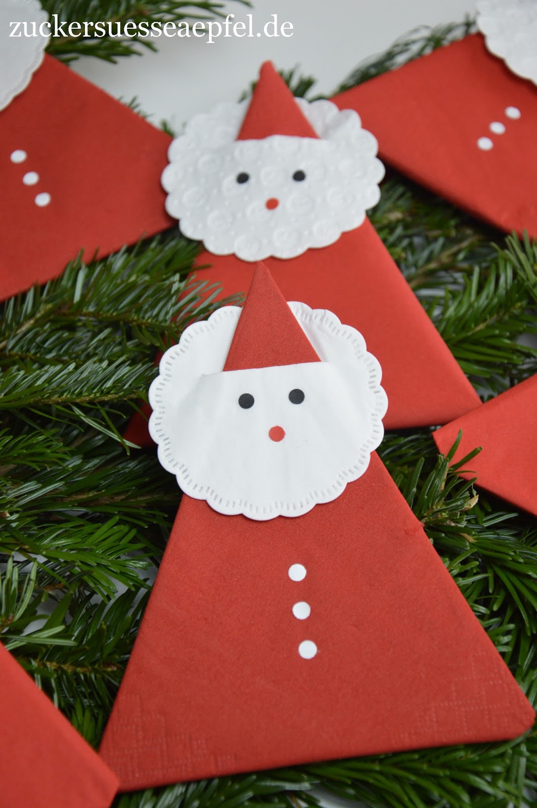 Eine Anleitung für süße Servietten-Weihnachtsmänner als Tischdekoration ...