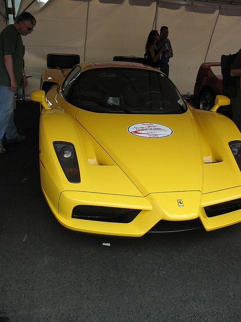 Club 4 Buzz: Yellow Ferrari