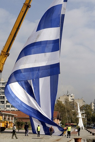 ThessBomb: ΓΙΓΑΝΤΙΑΙΑ ΣΗΜΑΙΑ ΥΨΩΘΗΚΕ ΑΠΟ ΤΟ ΥΜΑΘ ΣΤΟ ΛΙΜΑΝΙ ΤΗΣ ...
