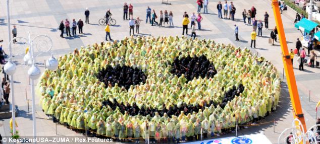 Celebrity Magazine: The world record for biggest human smiley