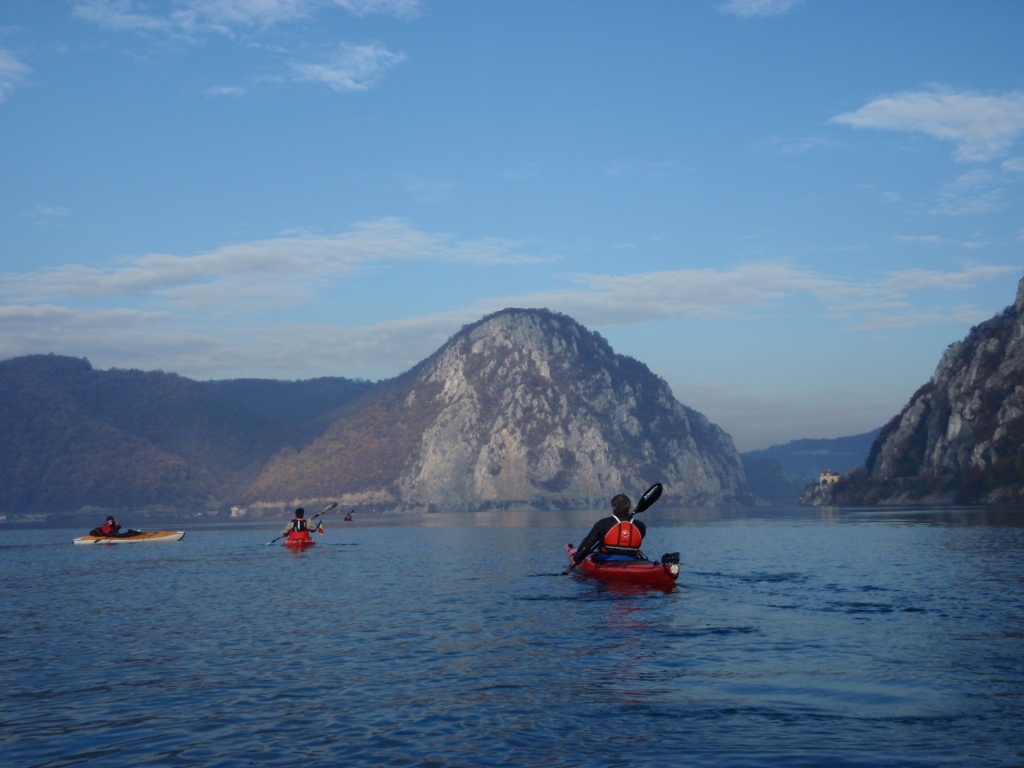 La defilare, în defileu – Romania vazuta din caiac