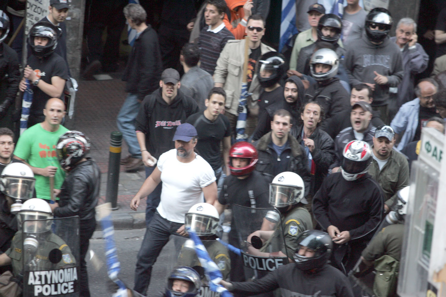 ΠΑΣΟΚ vs ΧΡΥΣΗ ΑΥΓΗ = ΑΣΤΥΝΟΜΙΑ....