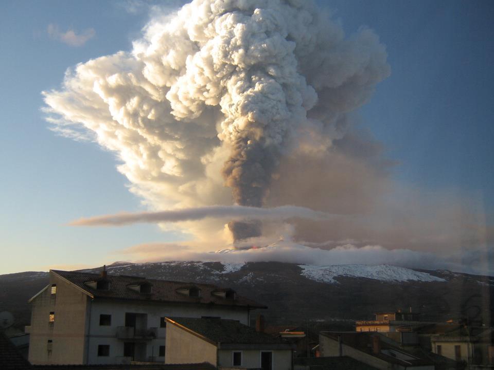 W u l k a n y Ś w i a t a B l o g: Pierwsza erupcja Etny w 2012 roku