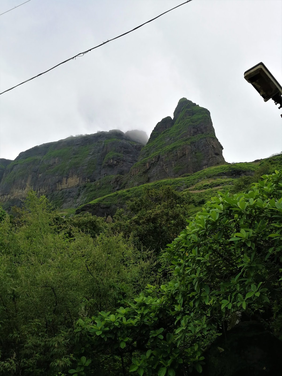 I Yearn For mountains that i have never seen: Malanggad fort: Plunder ...