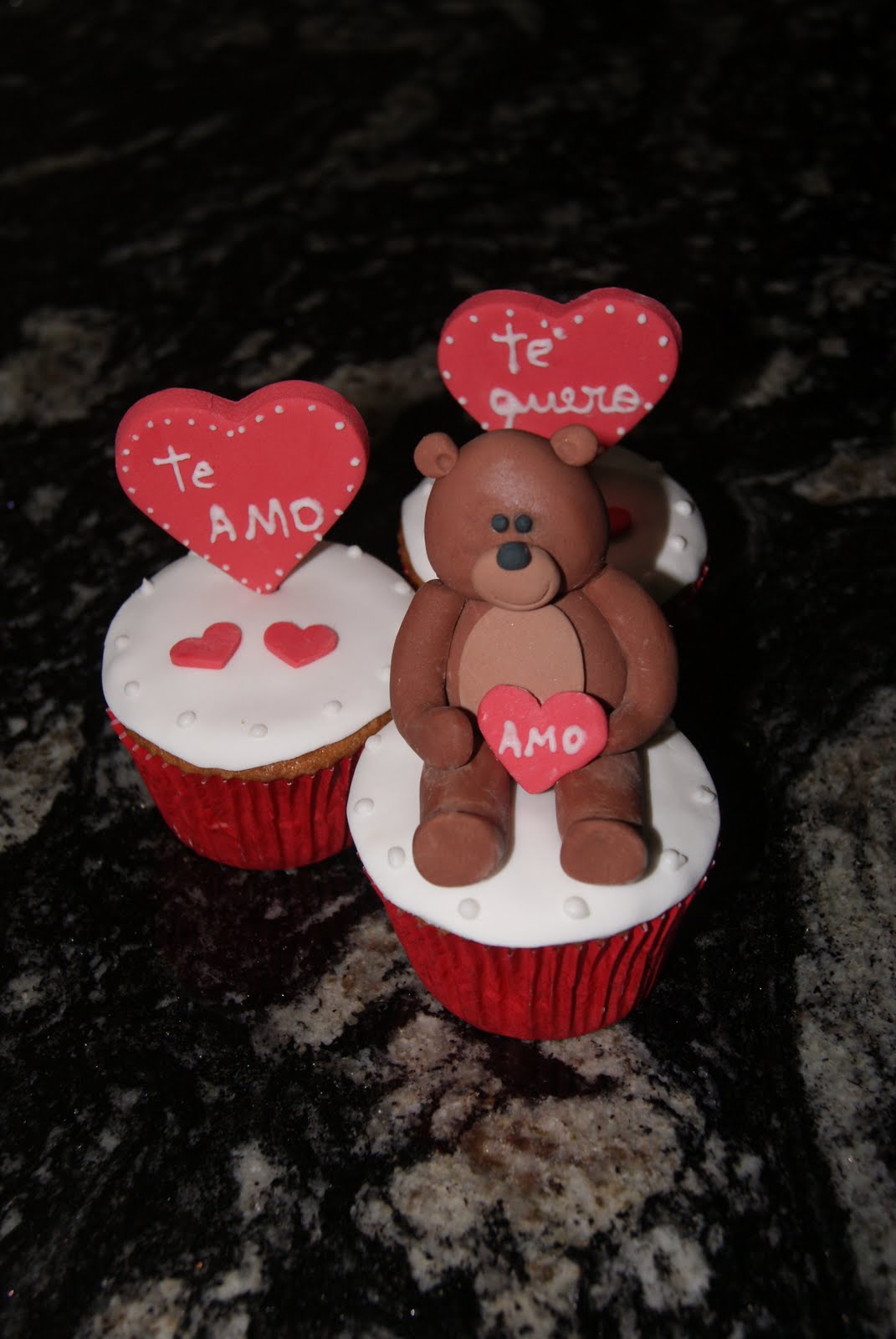 Lucimara Yozia Cake Design: Cap cakes