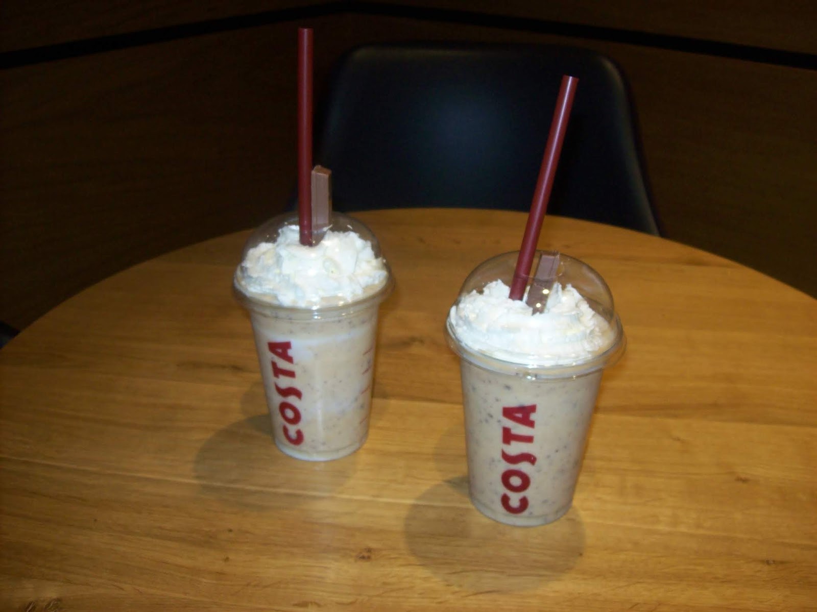 El mundo de Laia♫ ♫: Costa Coffee: Frostino Kit Kat