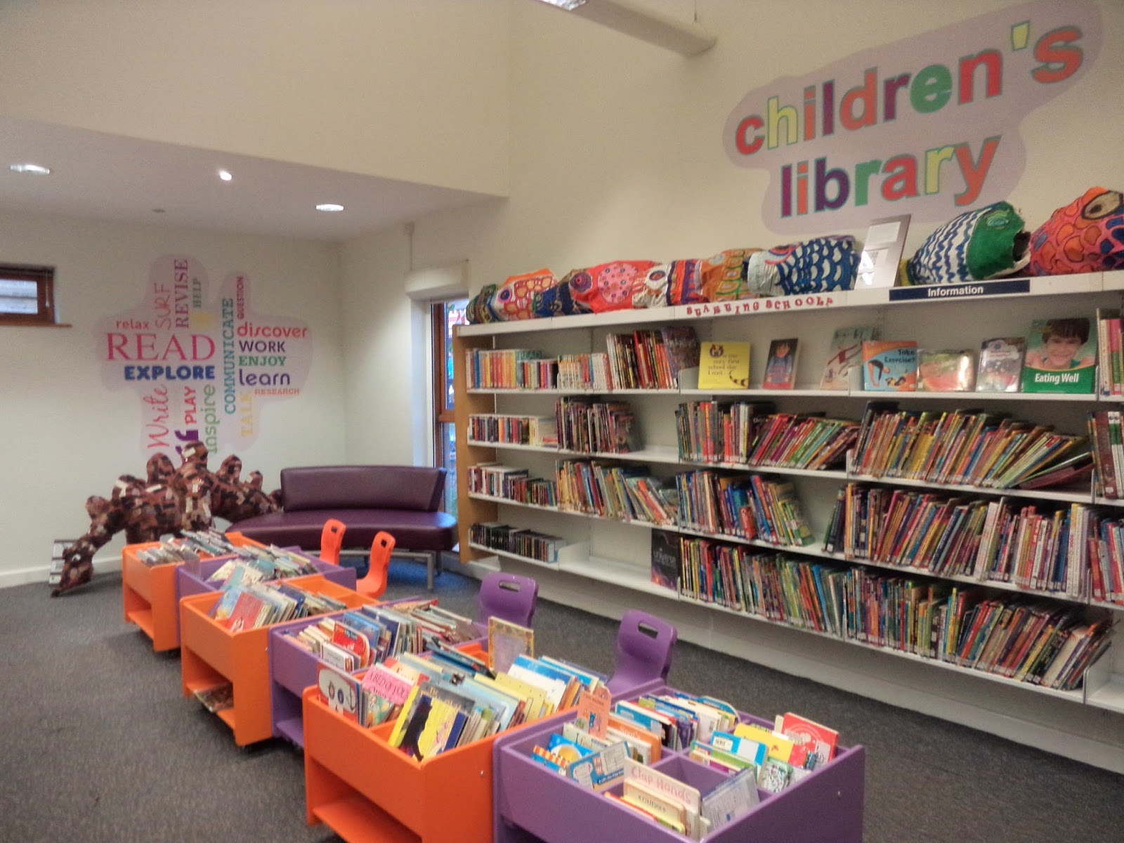 Robin Hood in the Community: Pupils visit Rothwell Library to see Dinosaur