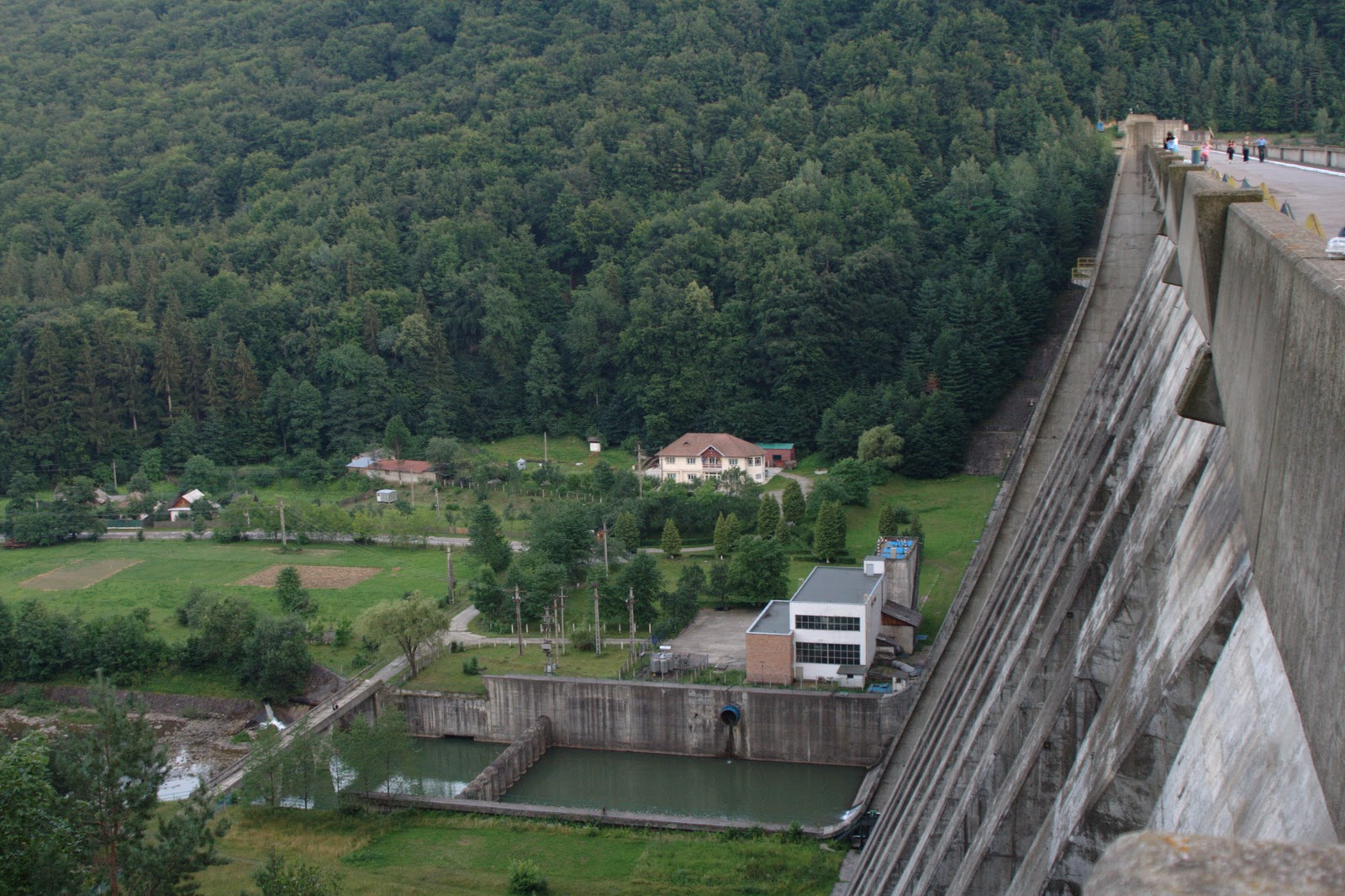 aalina82: Barajul VALEA UZULUI Darmanesti