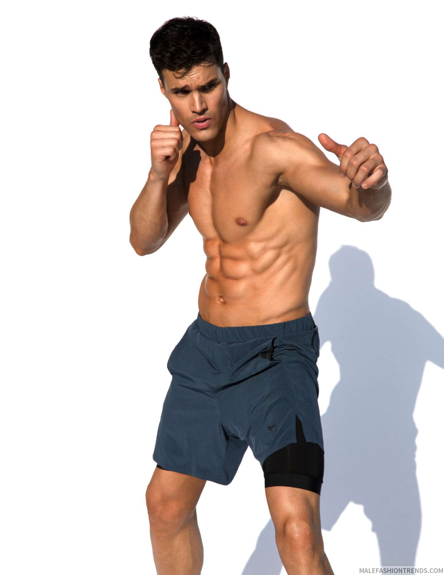 Gil Soares posa como el modelo del mes para BELLO Magazine