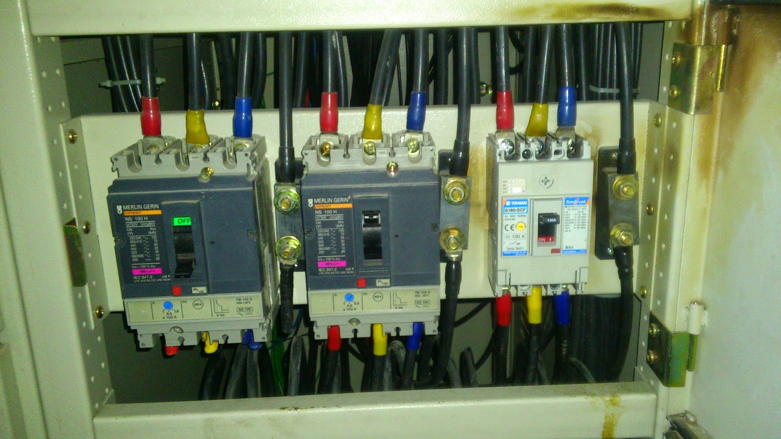 Mengganti kabel submain 35mm Sekolah Kebangsaan Mutiara Rini 2 ...