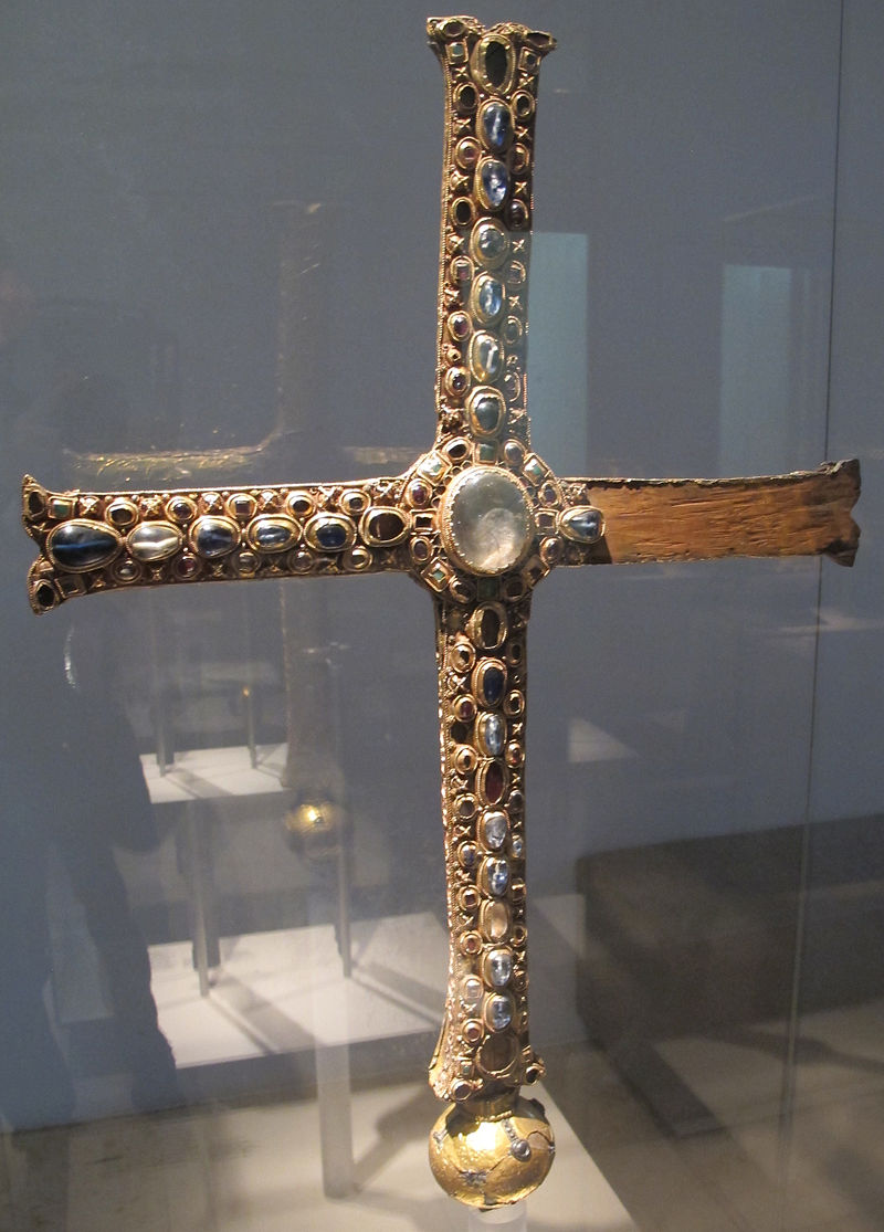 An eccentric apprentice in this fals world: Crux Gemmata