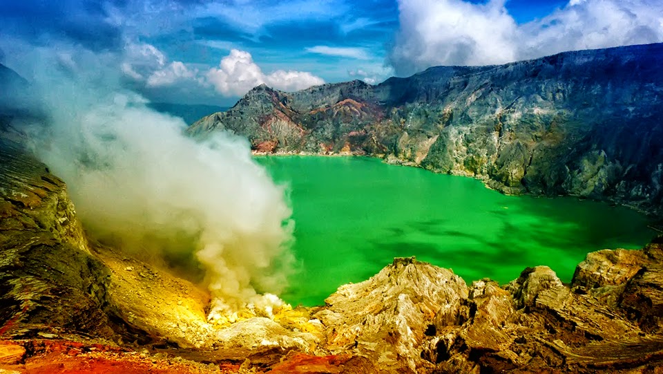 Melihat Api Biru Kawah Ijen Yang Tersohor Di Eropa