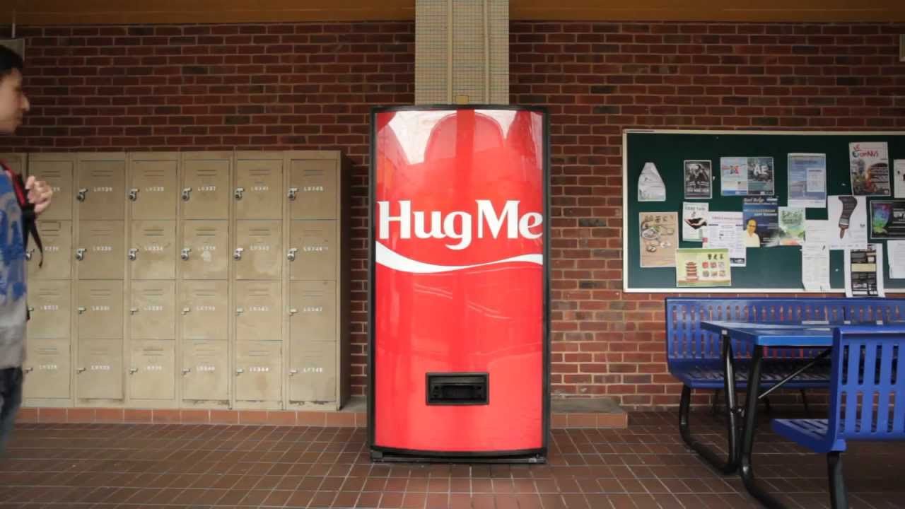 Es Asombroso: Máquina "Hug Me" de Coca-Cola, cambia abrazos por ...