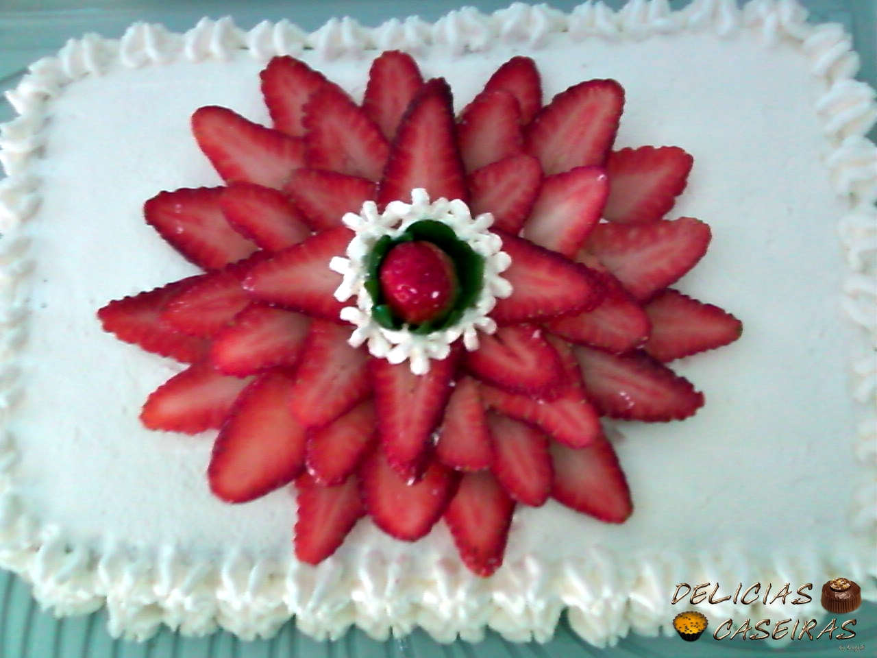 Delícias: Bolo de Morango Retangular