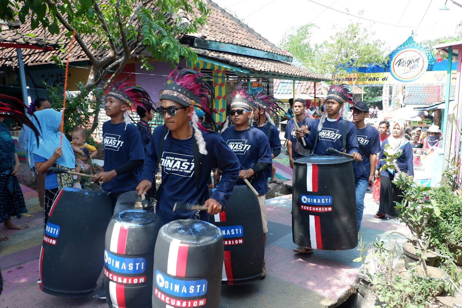 MENGENAL DRUMBLEK DI KAMPUNG RAGAM WARNA ~ DUNIAINDRA