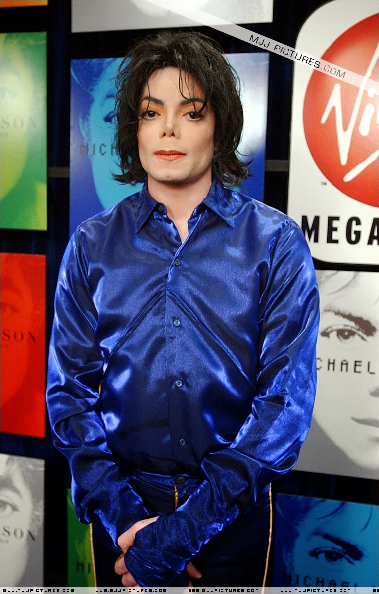 [FOTOS] Michael Jackson sessão de autógrafos de Invincible - 07 de novembro de 2001 - MJFans BR ...