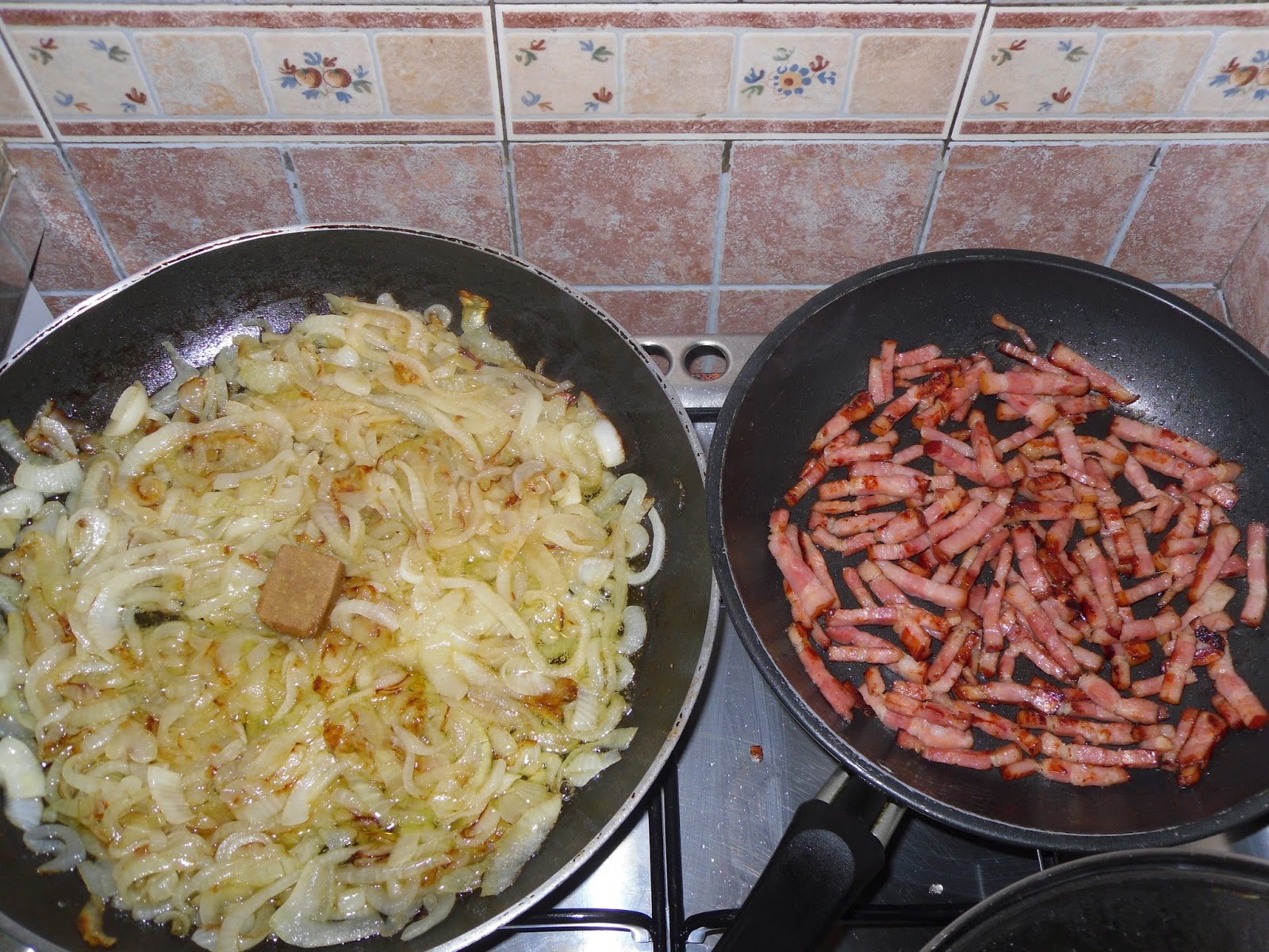 Massa talharim com cebola e bacon