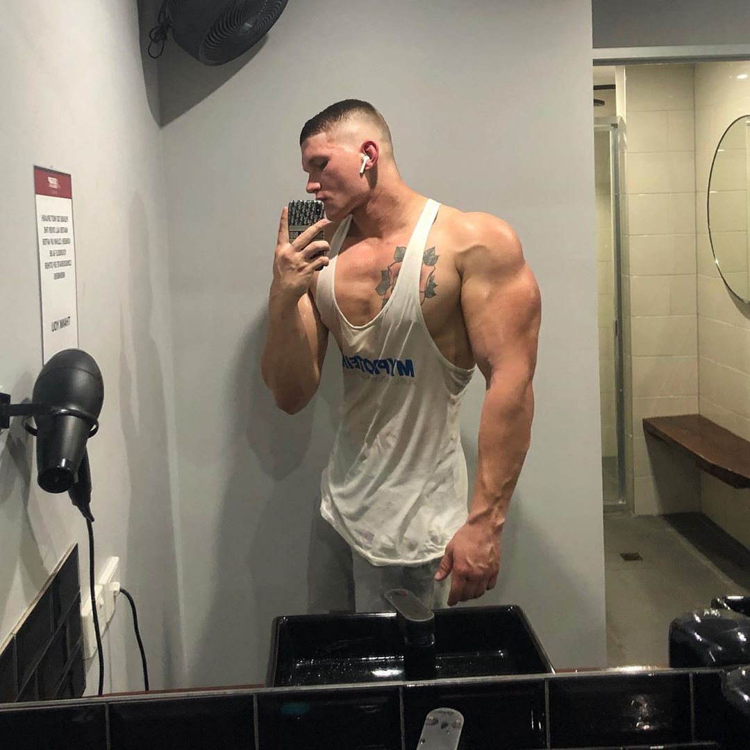 the beauty of male muscle: Luke