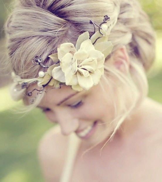 Prom Flowers: Top 3 Hairstyles to wear with flowers This summer!