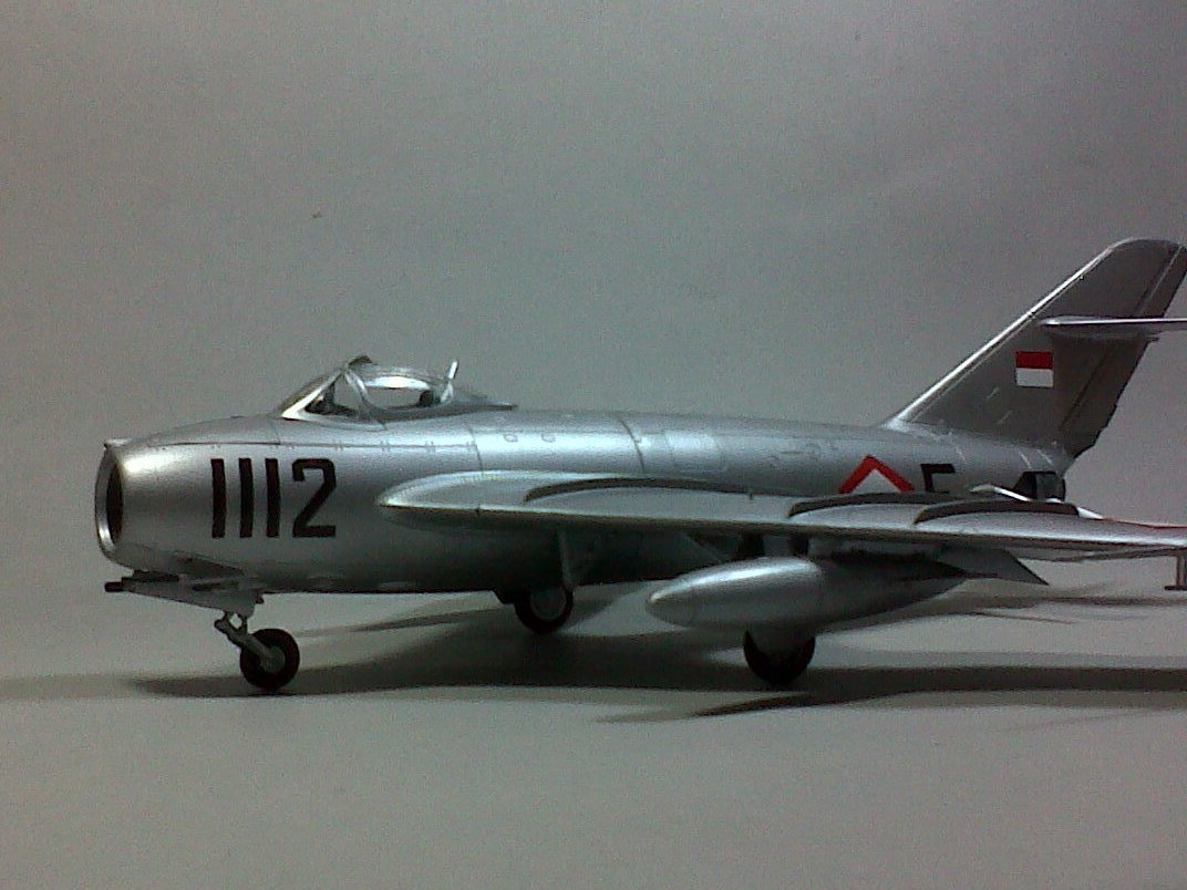 AIRPLANE SCALE MODELKIT: MIKOYAN GUREVICH MIG-17