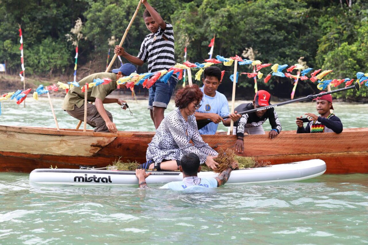 Ibu Susi Pudjiasuti Memanen Rumput Laut Distrik-Fak Timur
