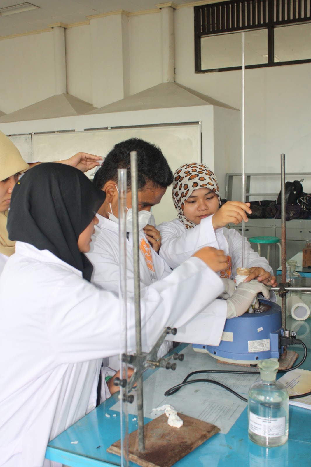 Tumbuhan Obat dan Sains: Kegiatan di Laboratorium Kimia UNP