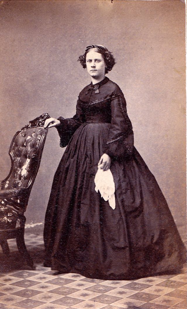 Victorian Widows: Graceful Photos of Young Women in Mourning Dresses ...