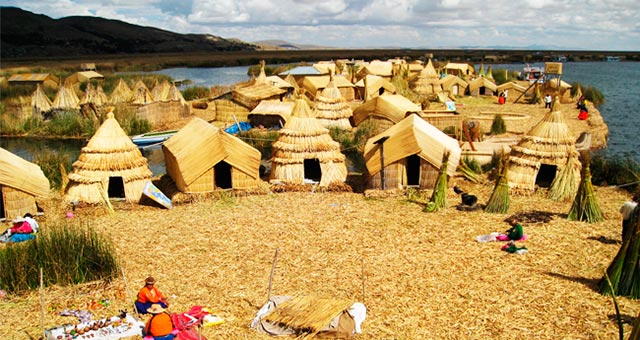Isla flotante de los Uros ~ Atractivos Turísticos del Perú