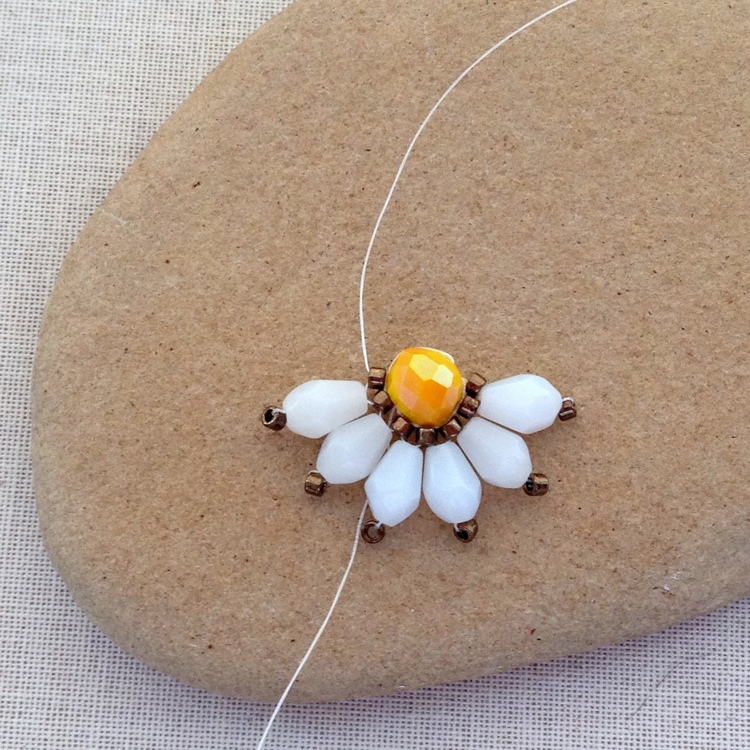 Lisa Yang Jewelry : Brick Stitch Daisy Flower DIY