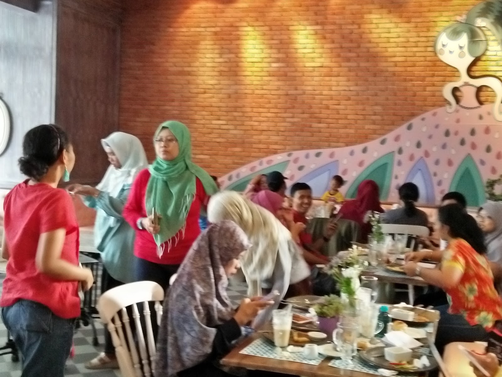 Giggle Box Kampung Kali Semarang - Warna warni hidup