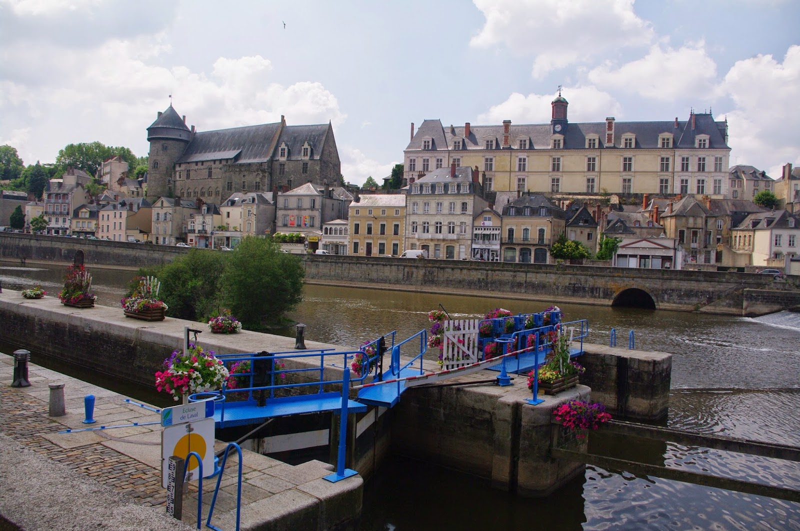 Images de France.: Découverte de la MAYENNE : LAVAL.