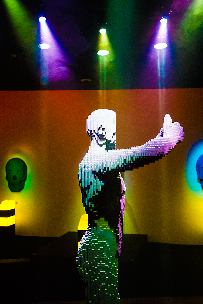 งานแสดงศิลปะรูปปั้นตัวต่อ Lego ที่ ArtScience Singapore Museum โดย ...