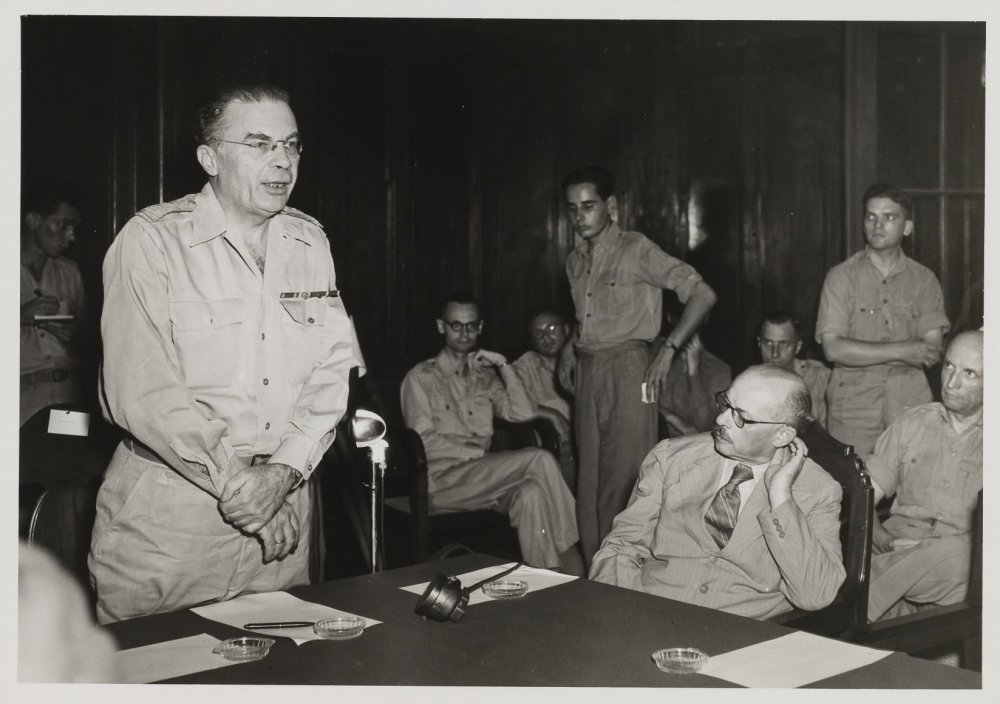 Indonesia Zaman Doeloe: Van Mook dan Max van Poll dalam pertemuan ...