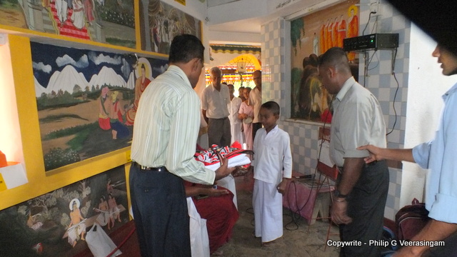 philipveerasingam: Ceremonially receiving the 'Hewisi Band' kit ...