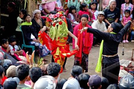 MENGENAL RITUAL TARI SEBLANG YANG MISTIS
