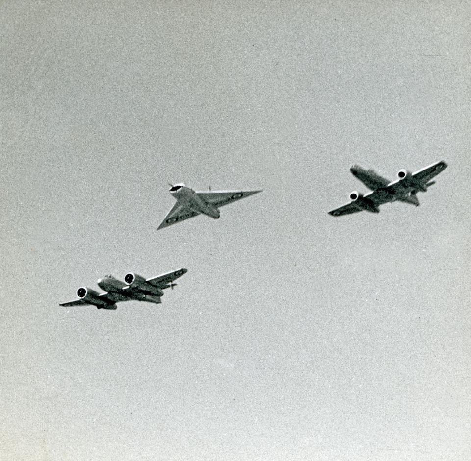 Jet & Prop by FalkeEins: Meteor RA 490, Boulton Paul 111 Prone Pilot ...